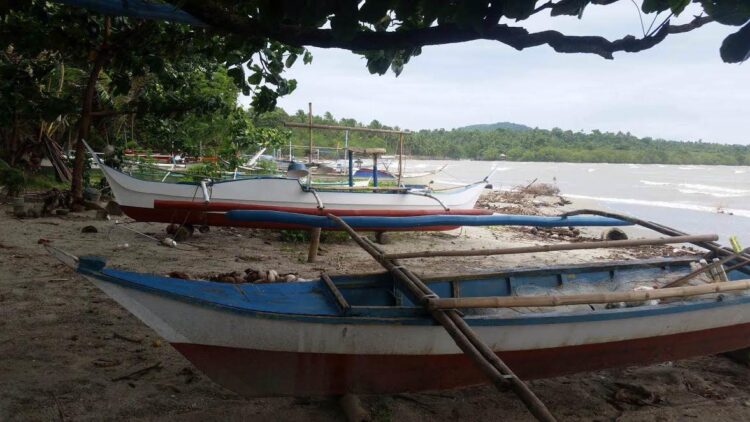 Mga bangka dinala na sa mataas na bahagi ng baybayin